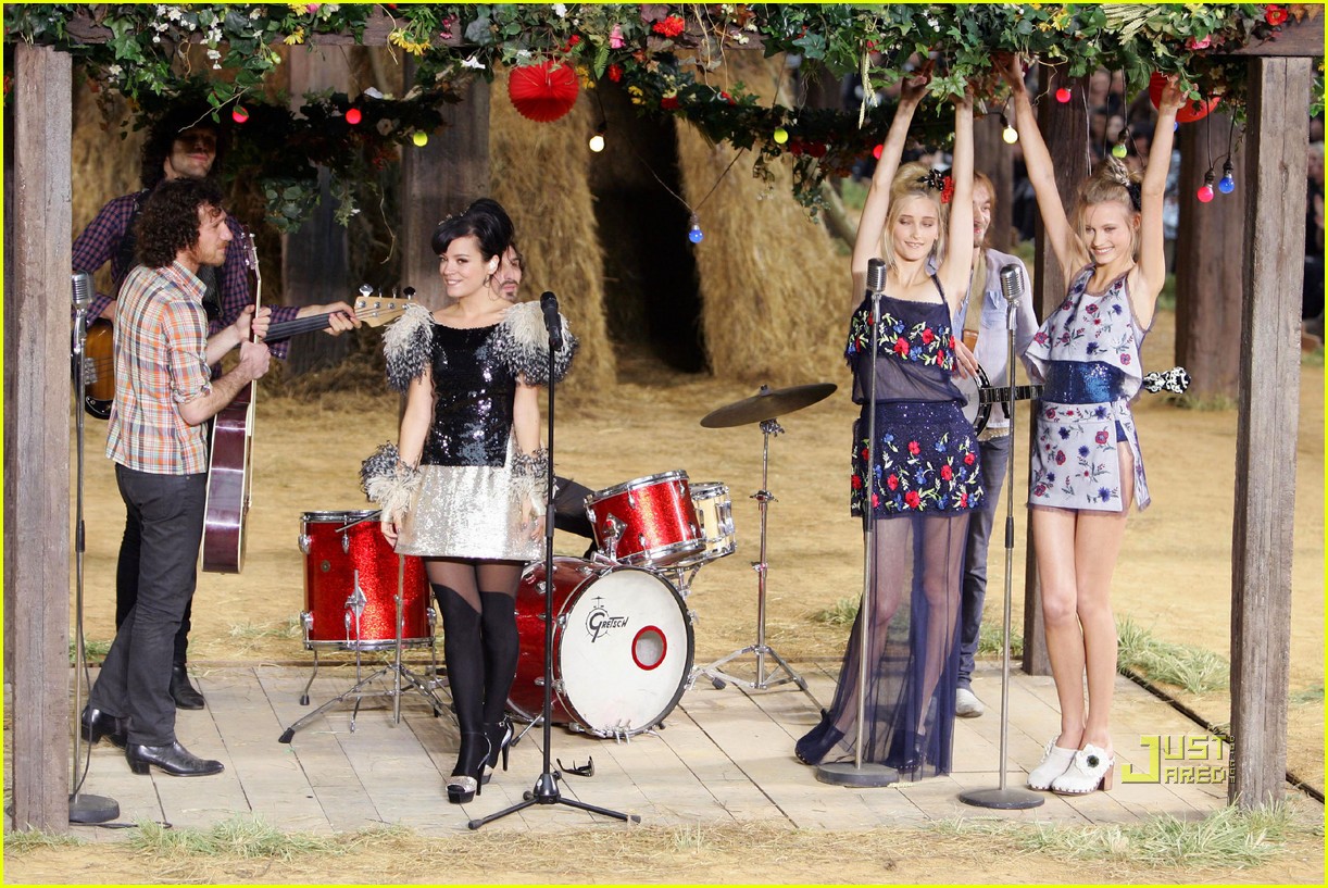 Lily Allen Sings At Chanel Fashion Show: Photo 2268002 | Lily Allen ...