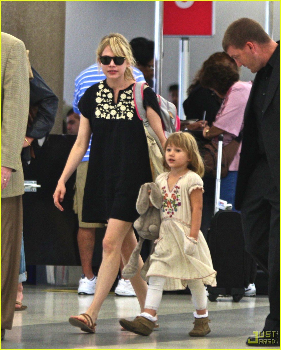 Michelle Williams & Matilda Ledger Take Flight: Photo 2313961 | Matilda ...