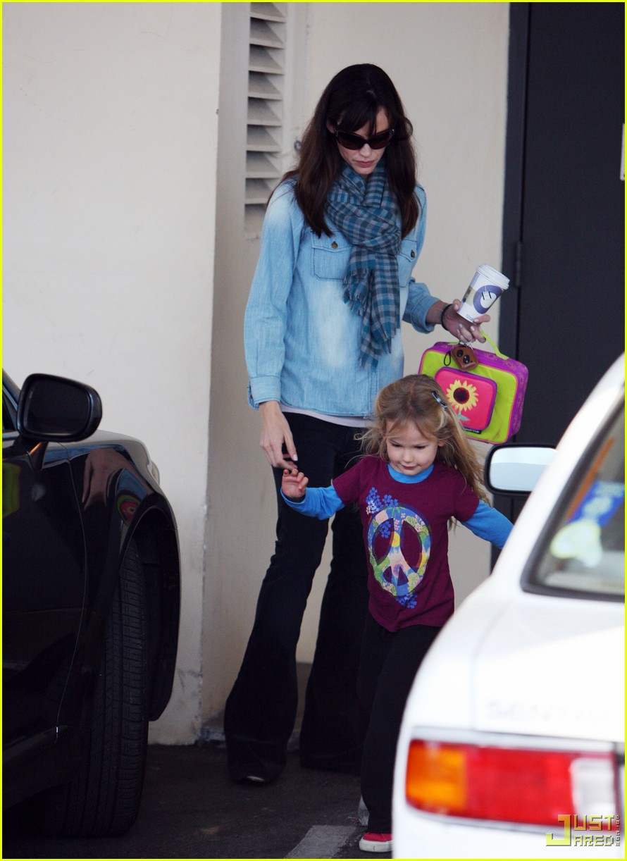 Jennifer Garner & Violet Affleck: Peace Out!: Photo 2367702 | Jennifer ...