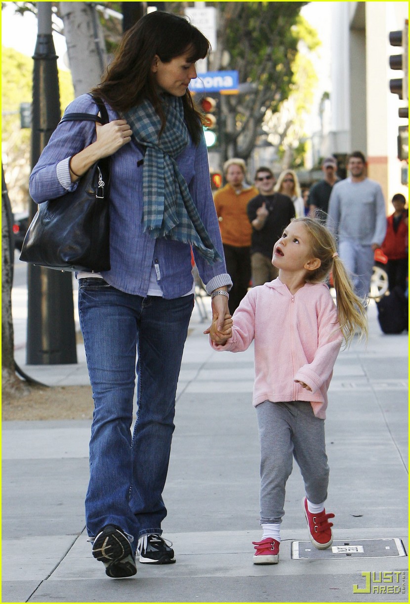 Jennifer Garner & Violet Affleck: Piggyback Pair: Photo 2374442 ...