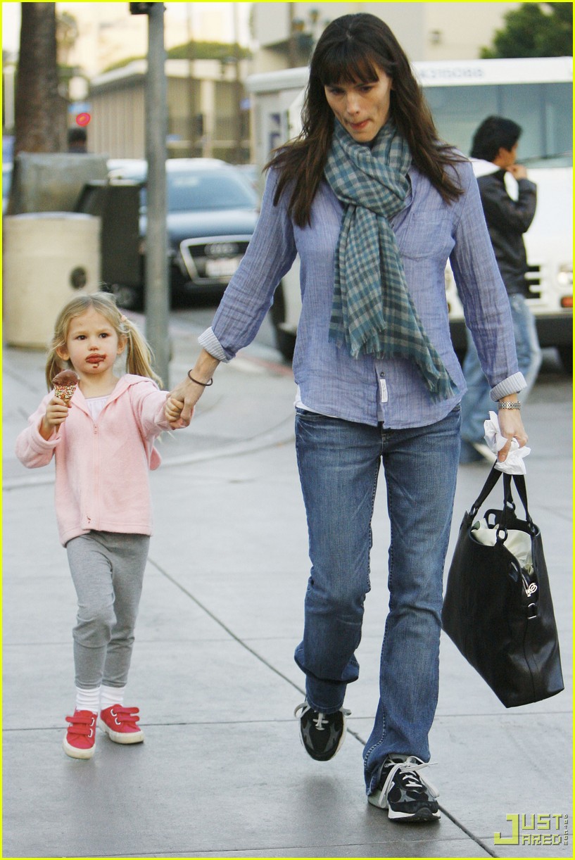 Jennifer Garner & Violet Affleck: Piggyback Pair: Photo 2374652 ...
