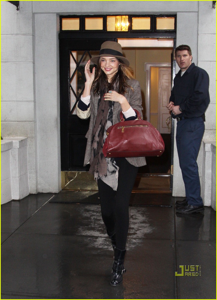 Miranda Kerr Faces The Pharmacy in the Rain: Photo 2391181 | Miranda ...