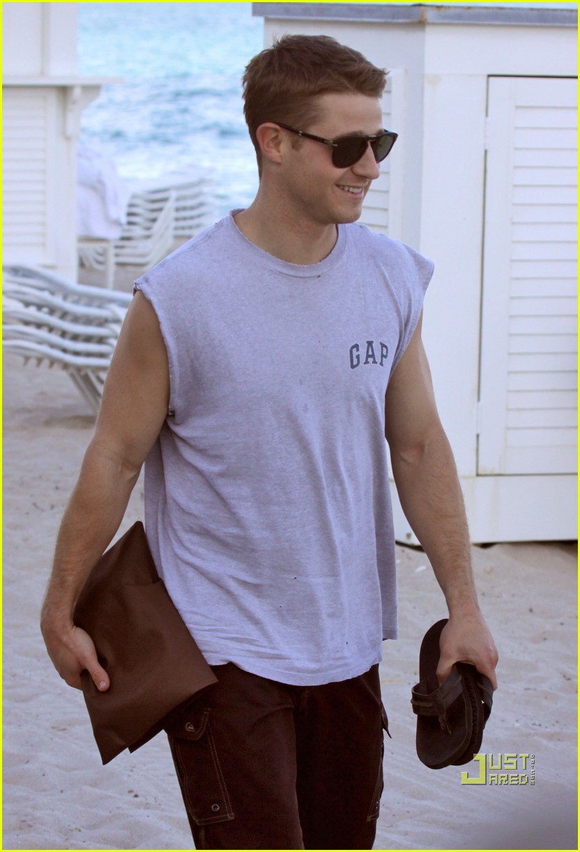 Ben McKenzie: Tank Top Run!: Photo 2391831 | Benjamin McKenzie Photos | Just Jared: Celebrity ...
