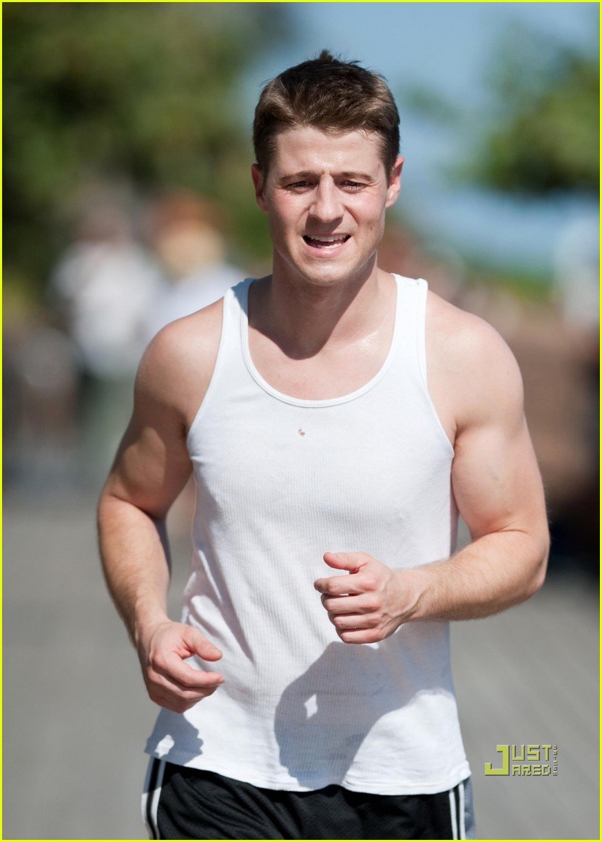 Ben McKenzie: Tank Top Run!: Photo 2391911 | Benjamin McKenzie Photos | Just Jared: Celebrity ...