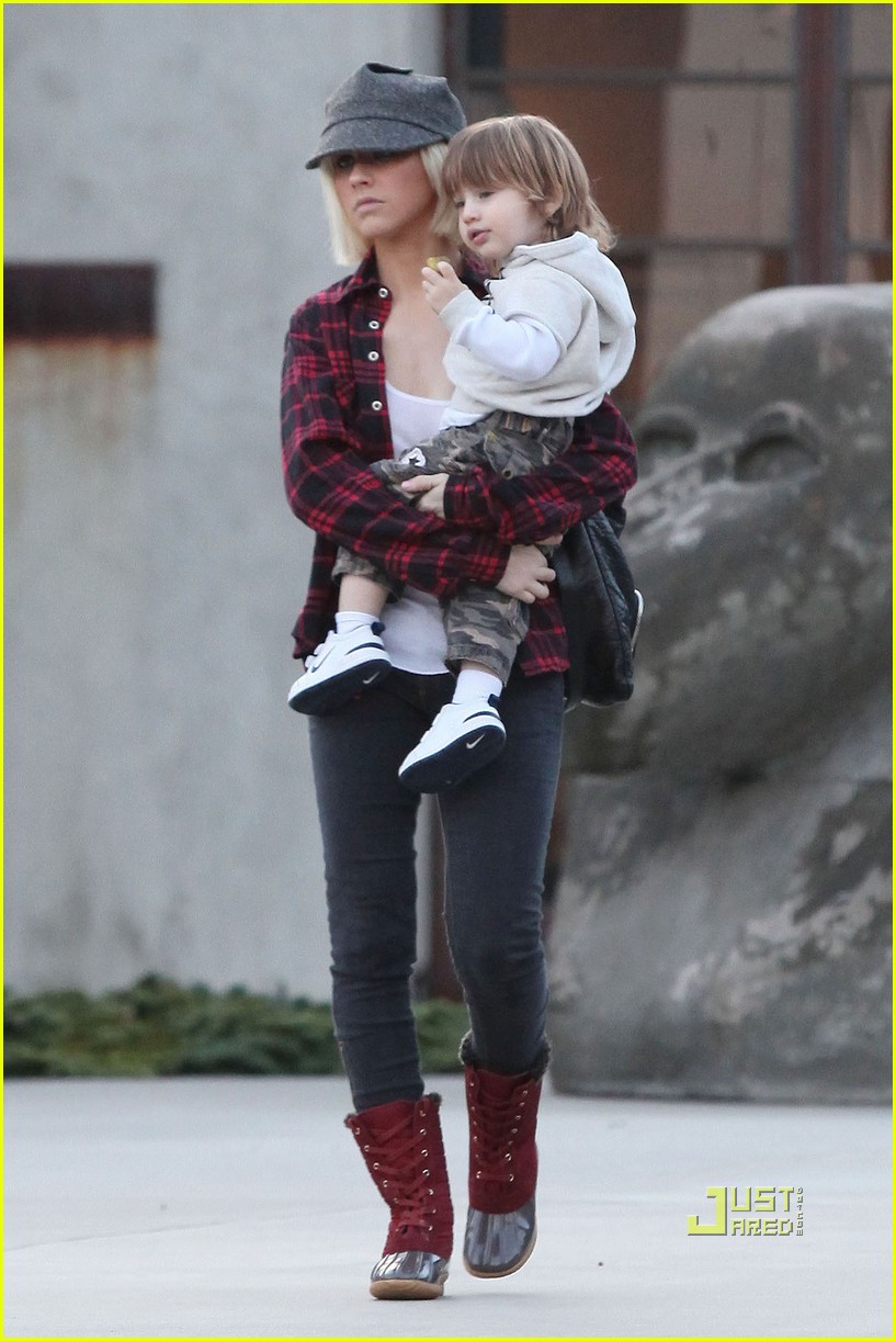 Christina Aguilera: Max-imum Maxfield's : Photo 2401646 | Celebrity ...