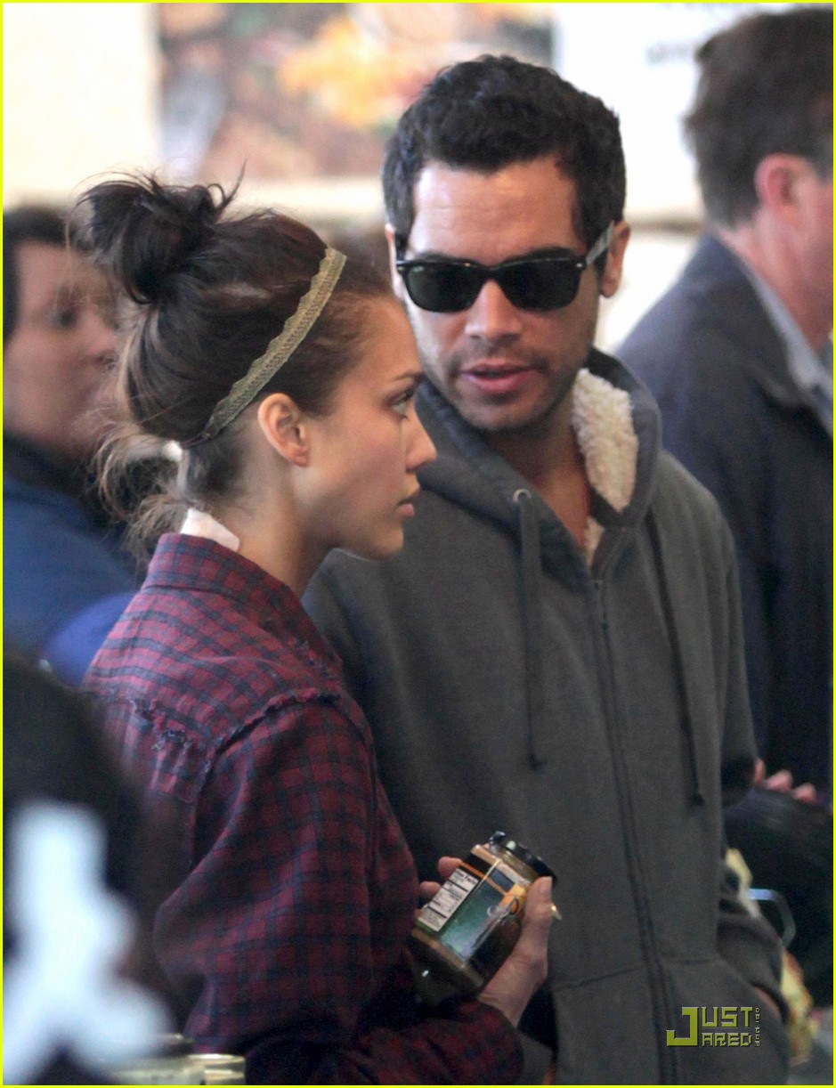 Photo: jessica alba holiday cheer 02 | Photo 2404026 | Just Jared ...