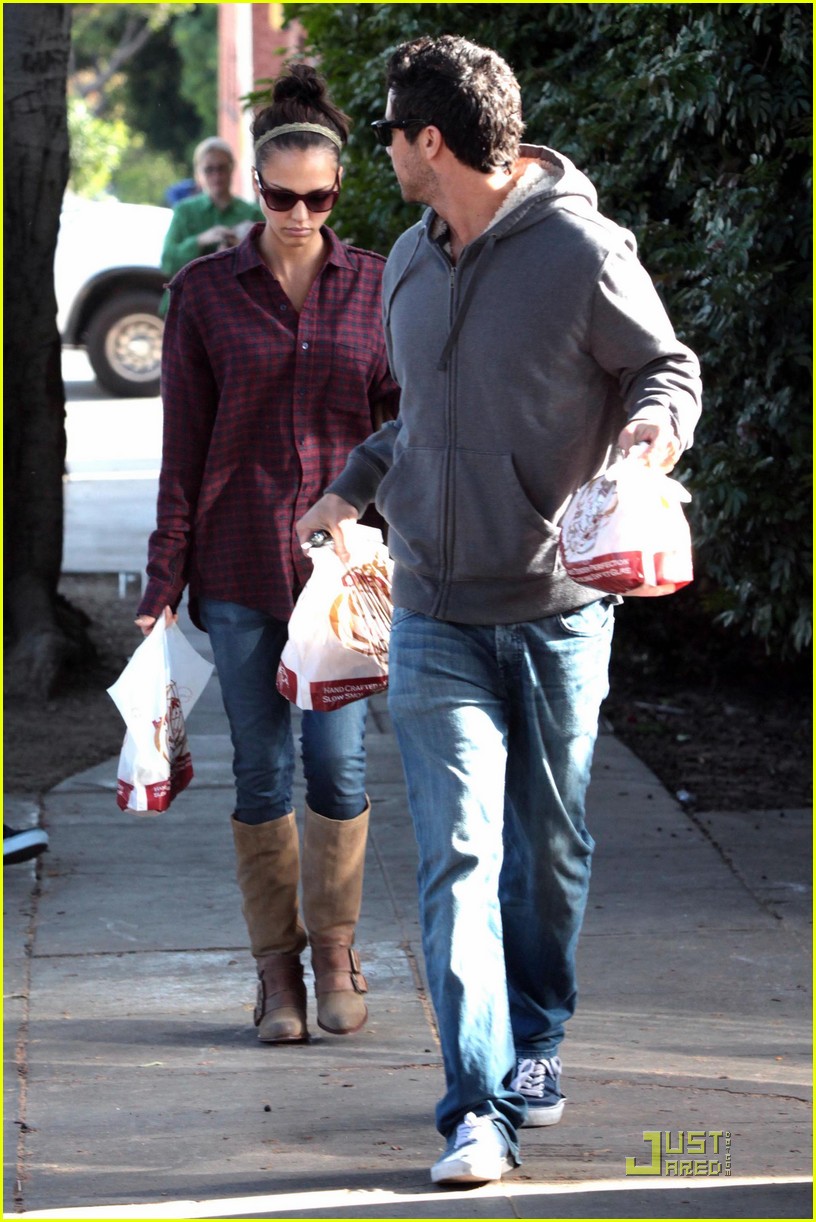 Jessica Alba: Are You Feeling the Holiday Cheer?: Photo 2404028 | Cash ...