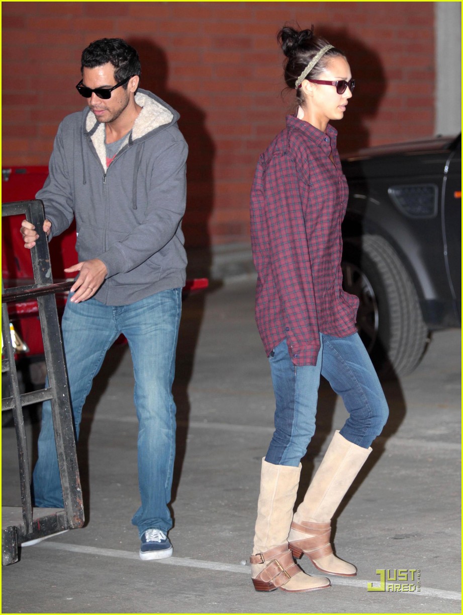 Jessica Alba: Are You Feeling the Holiday Cheer?: Photo 2404031 | Cash ...