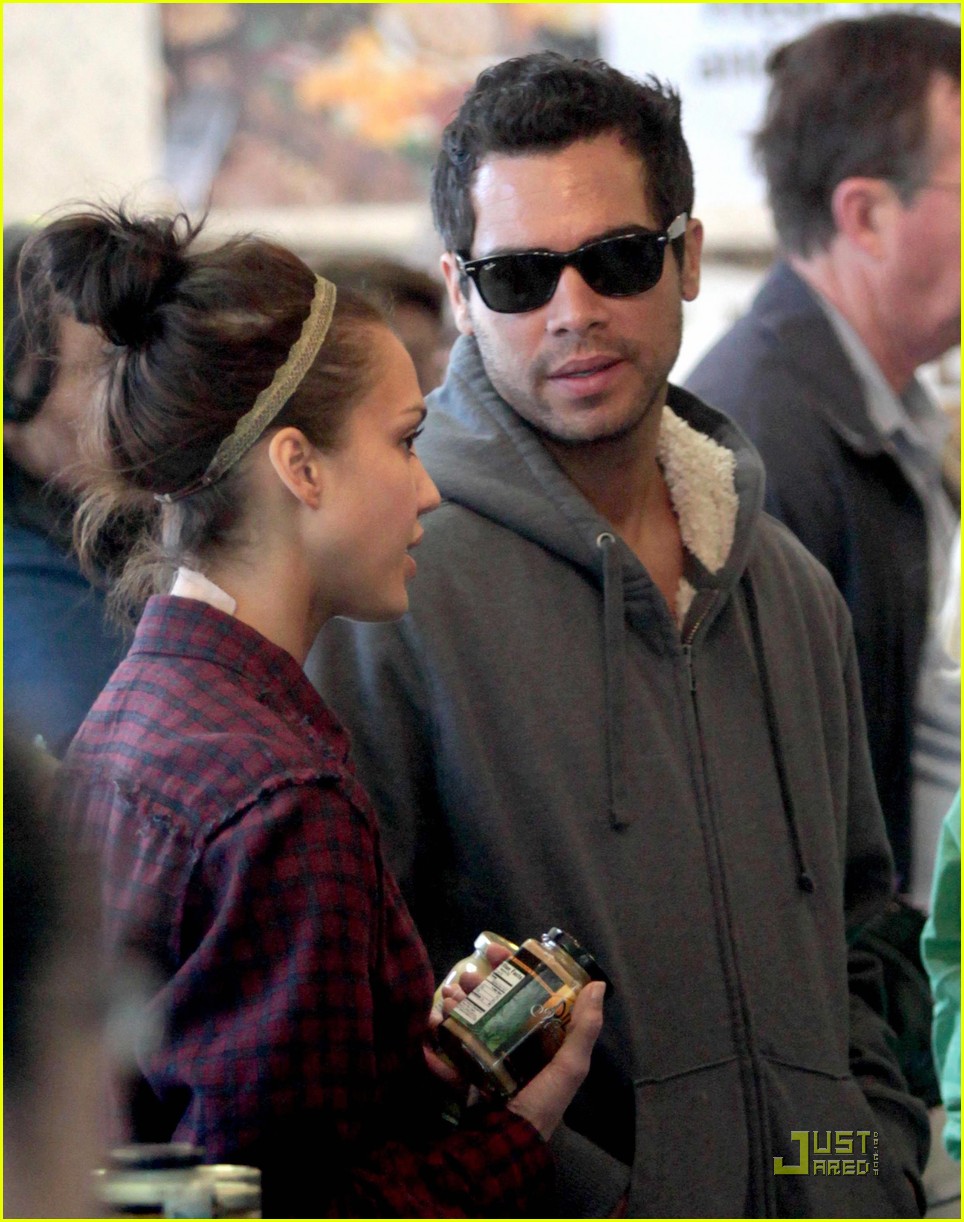 Jessica Alba: Are You Feeling the Holiday Cheer?: Photo 2404032 | Cash ...