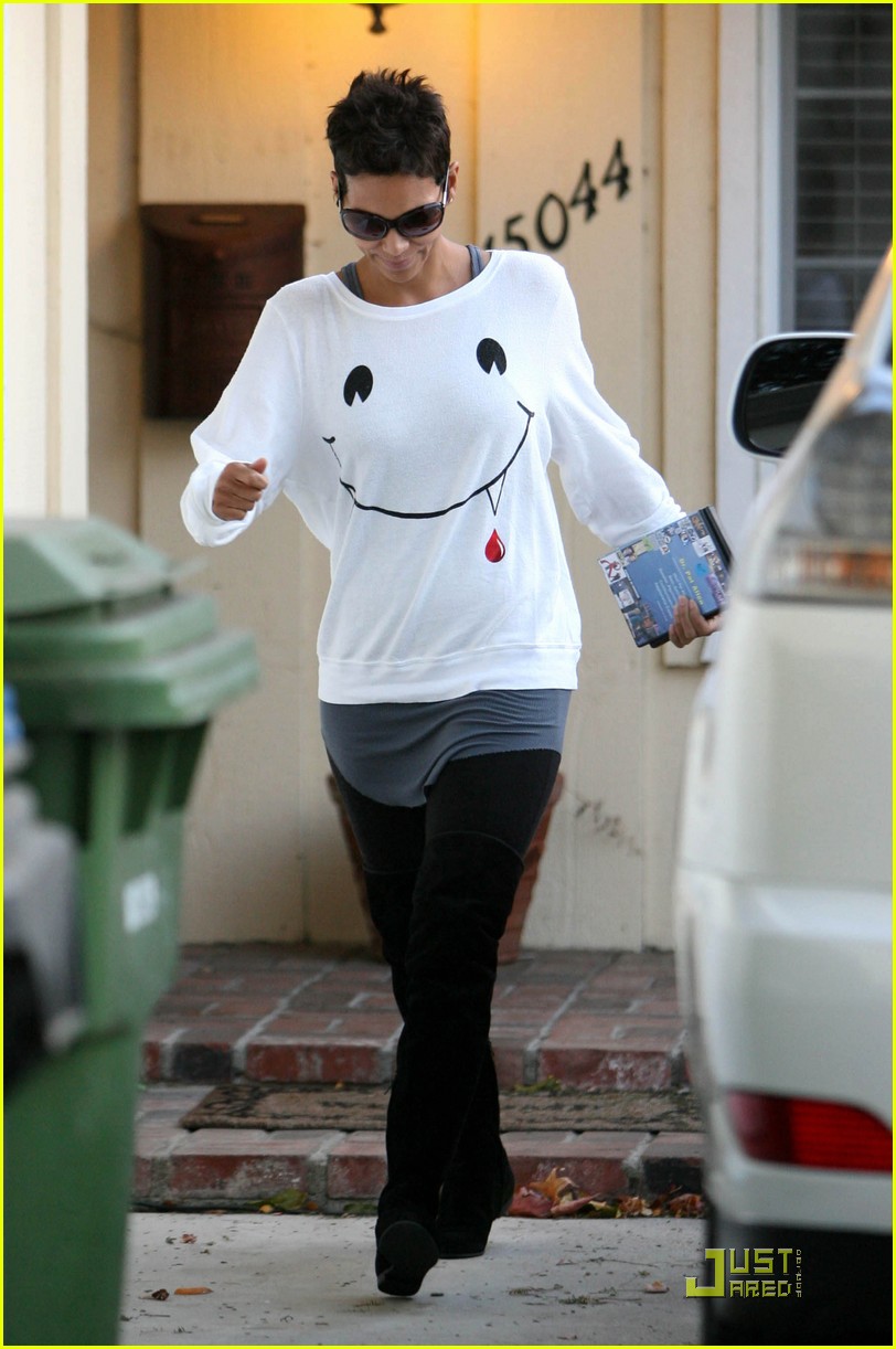 Halle Berry: Smiley Face With Fangs: Photo 2395431 | Halle Berry Photos ...