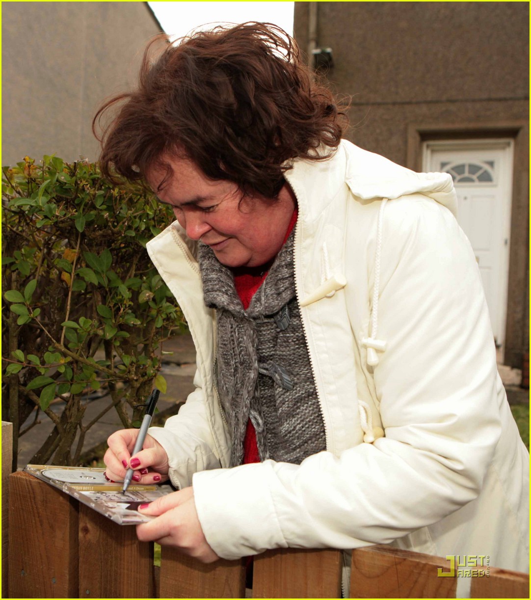 Susan Boyle Gets Her Santa On: Photo 2394262 | Susan Boyle Photos ...