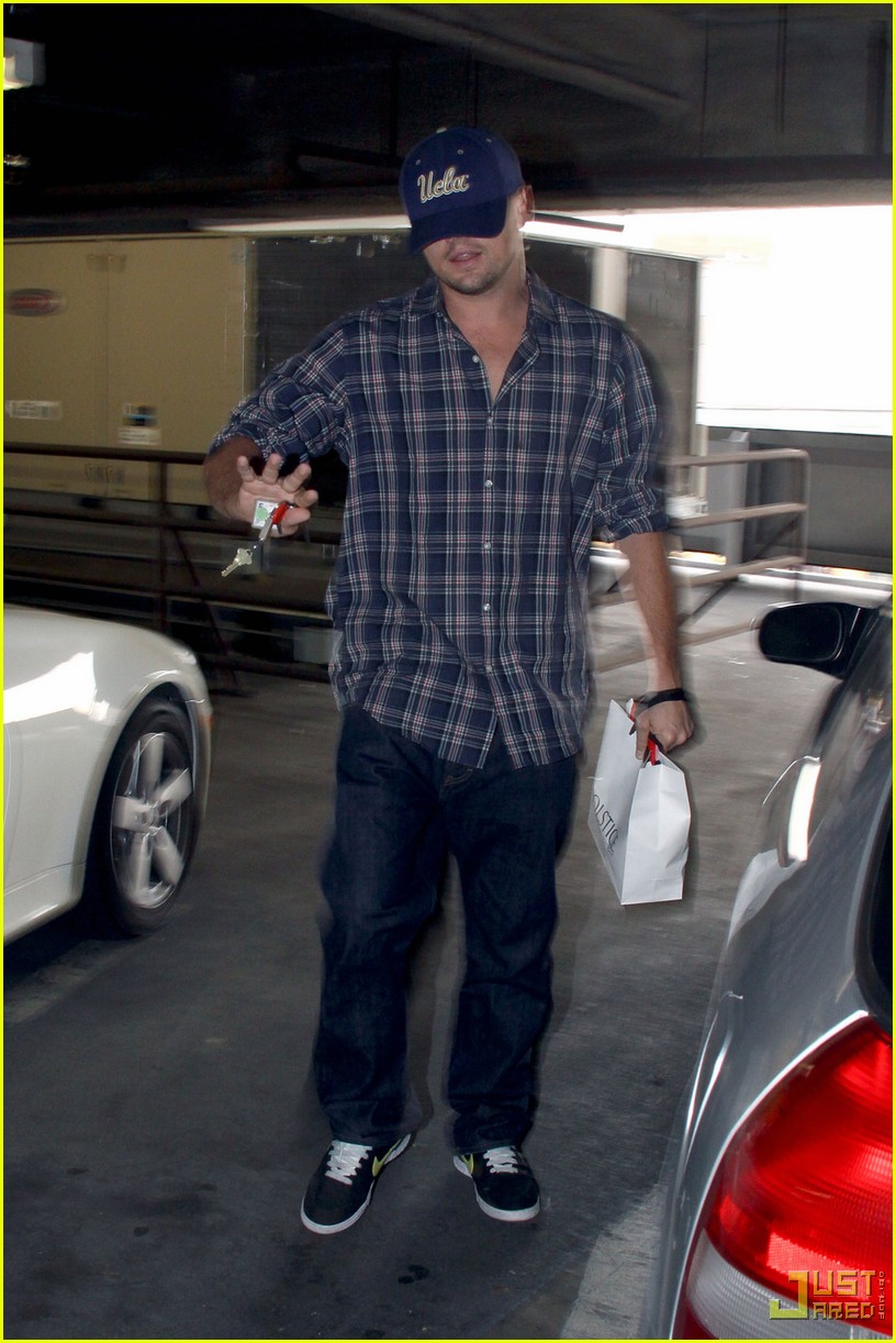 Leonardo DiCaprio Scoots Away with Sunglasses: Photo 2403118 | Leonardo ...