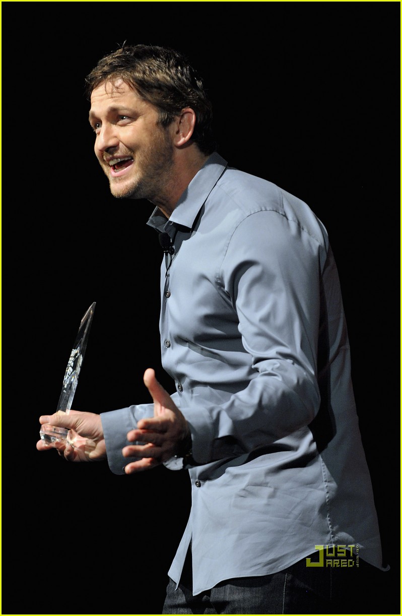 Gerard Butler: Pulp Fiction Fingers: Photo 2402051 | Gerard Butler ...