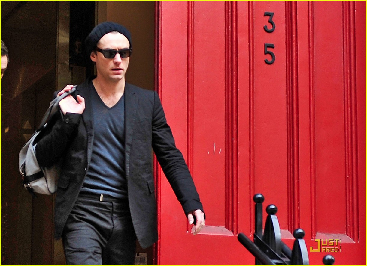 Jude Law Walks Around The West Village: Photo 2400254 | Jude Law Photos ...