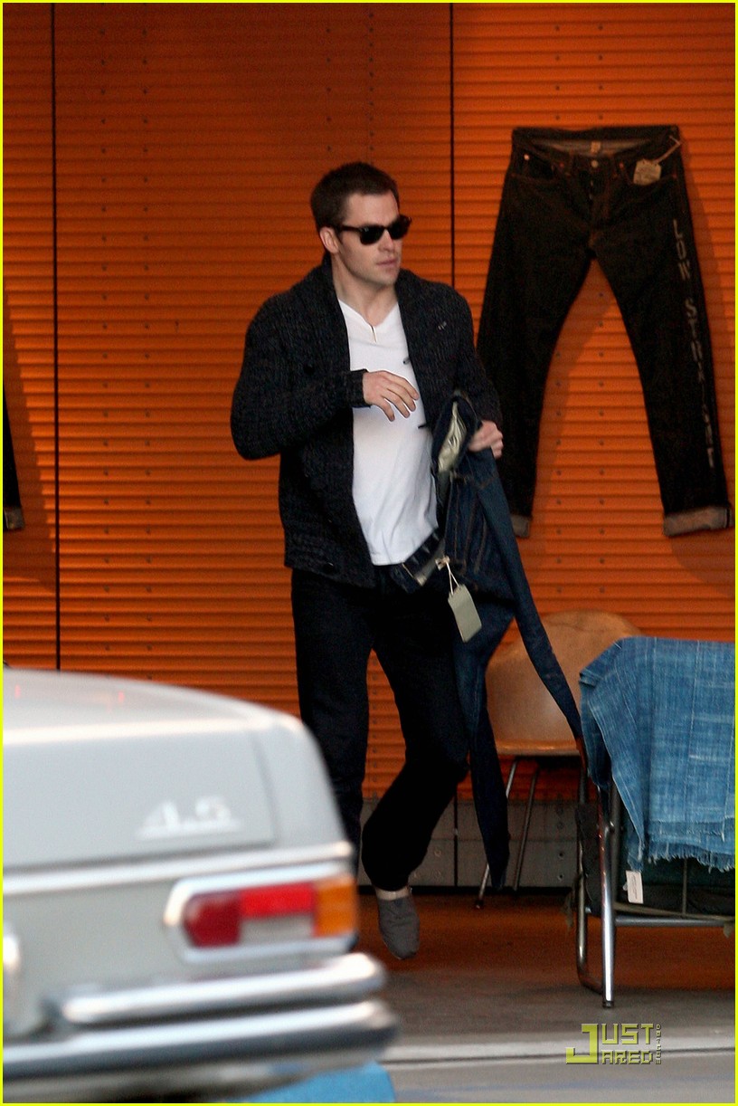 Chris Pine Tree-ts Himself for Christmas: Photo 2403968 | Chris Pine ...