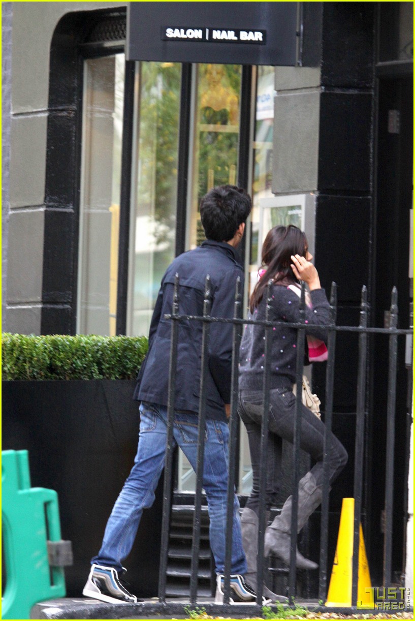 Freida Pinto & Dev Patel: Notting Hill & Holding Hands!: Photo 2393752 ...