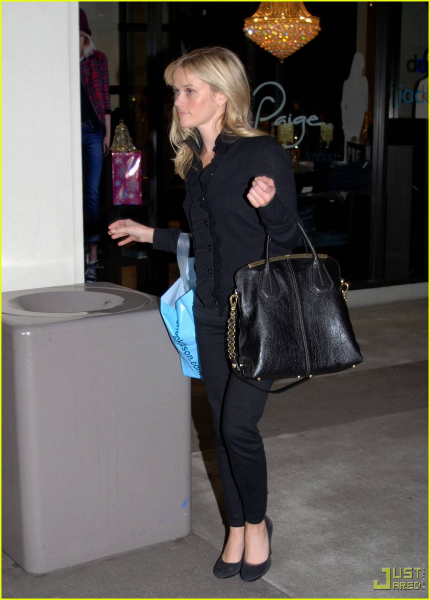 Newly Single Reese Witherspoon Steps Out to Shop: Photo 2402452 | Reese ...