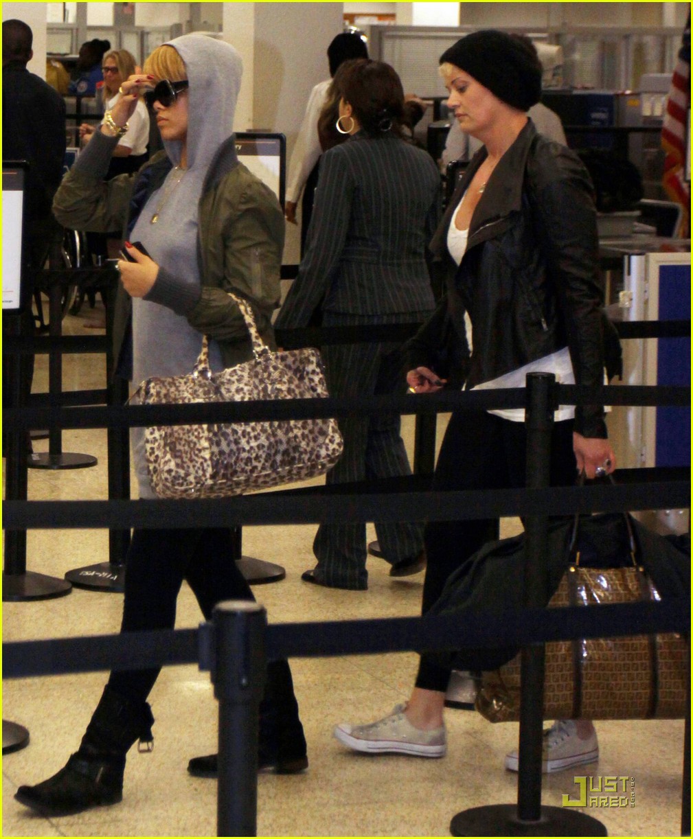 Rihanna: I'm in Miami, Betch!: Photo 2404240 | Rihanna Photos | Just ...