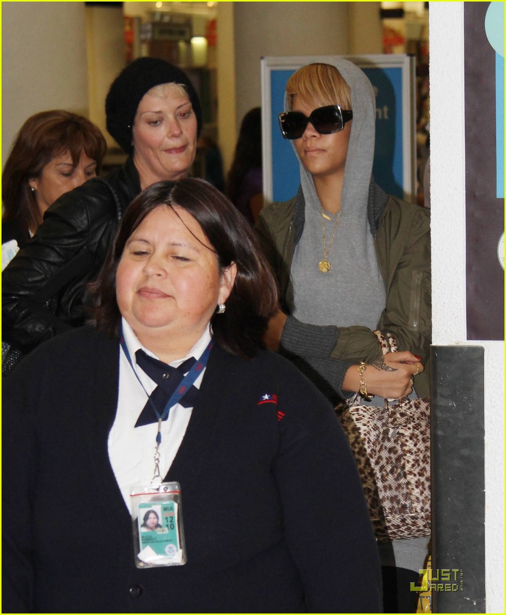 Rihanna: I'm in Miami, Betch!: Photo 2404241 | Rihanna Photos | Just ...