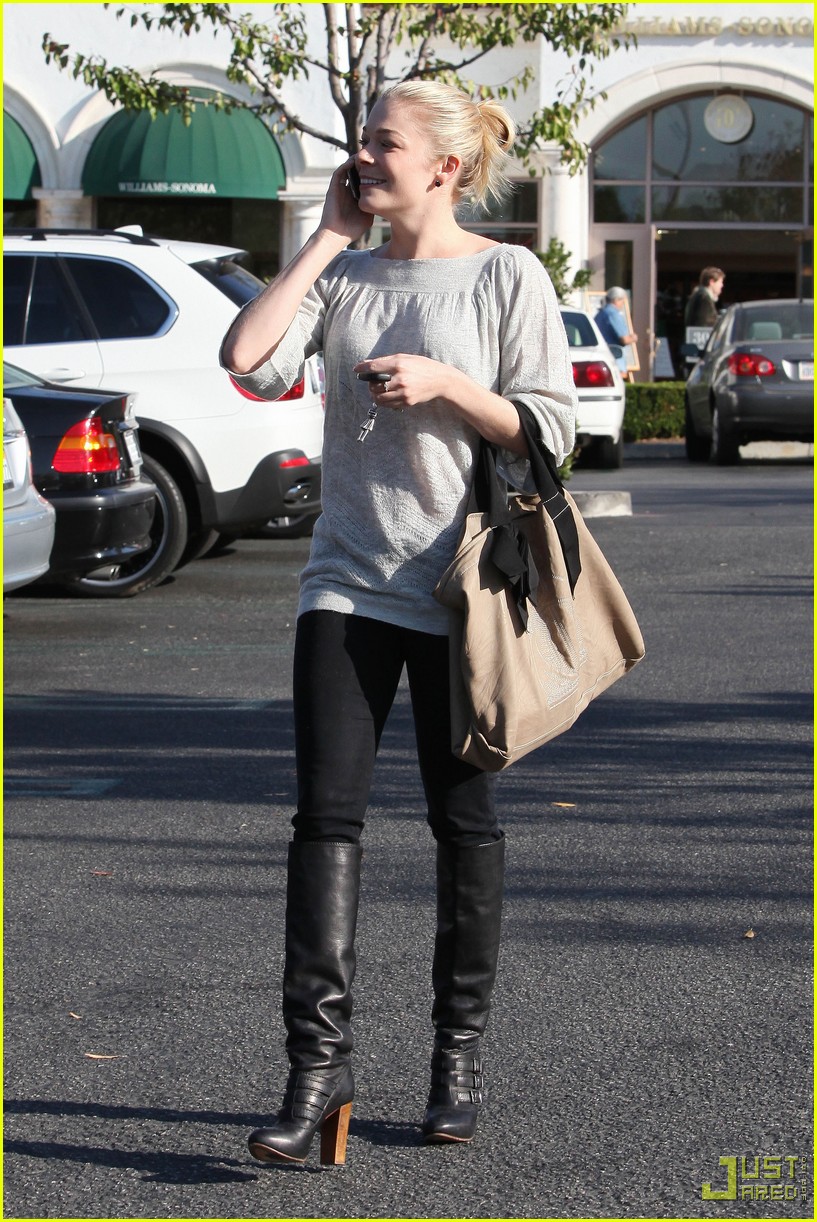 LeAnn Rimes is Chatty in Calabasas: Photo 2397891 | LeAnn Rimes Photos ...