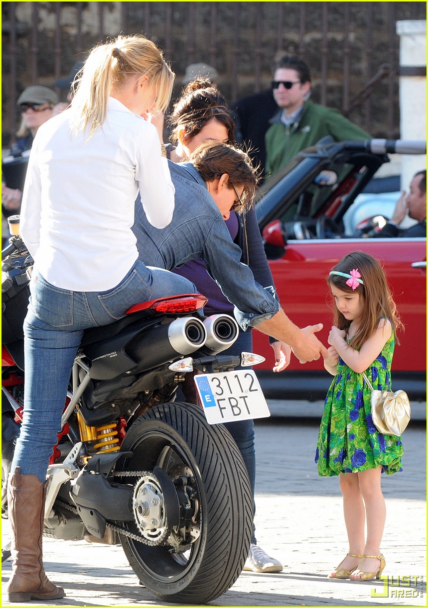 Suri & Isabella Cruise Visit Tom On Set: Photo 2401337 | Isabella ...