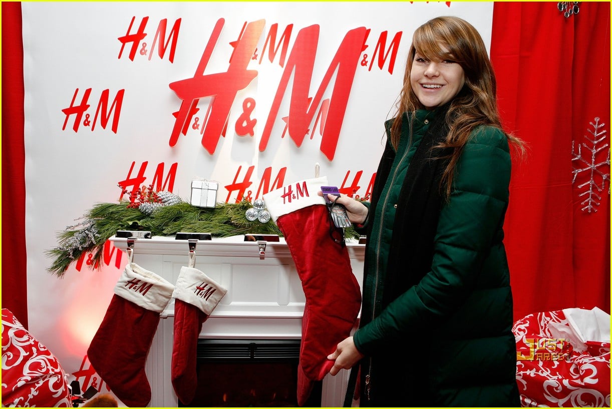 Shailene Woodley Bops It: Photo 2402058 | Shailene Woodley Photos ...