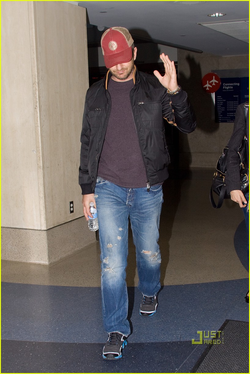 Gerard Butler: Flying High & Helping Haiti: Photo 2410833 | Gerard ...