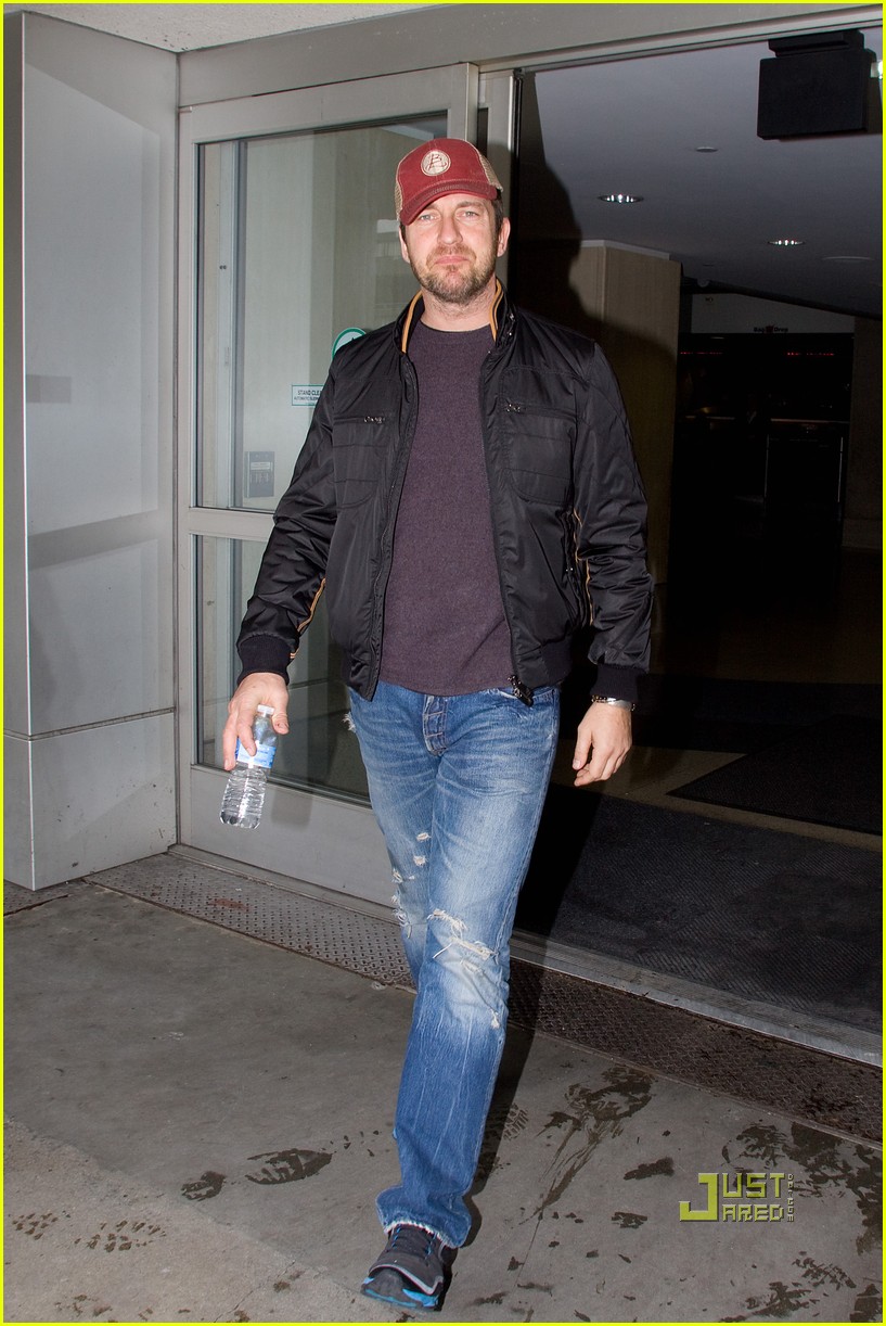 Gerard Butler: Flying High & Helping Haiti: Photo 2410834 | Gerard ...