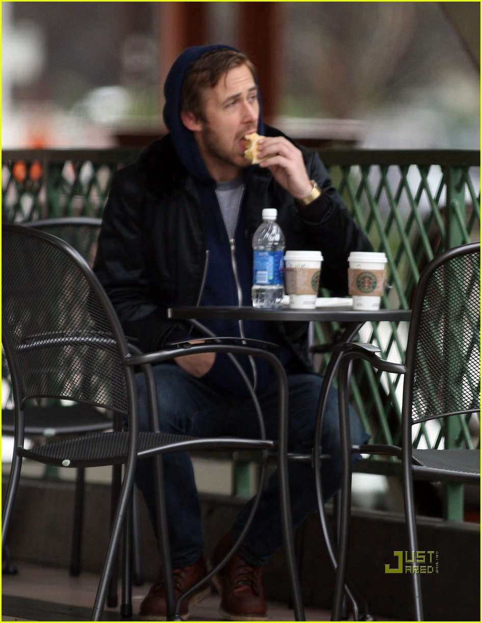 Ryan Gosling is a Starbucks Snacker: Photo 2411122 | Ryan Gosling ...