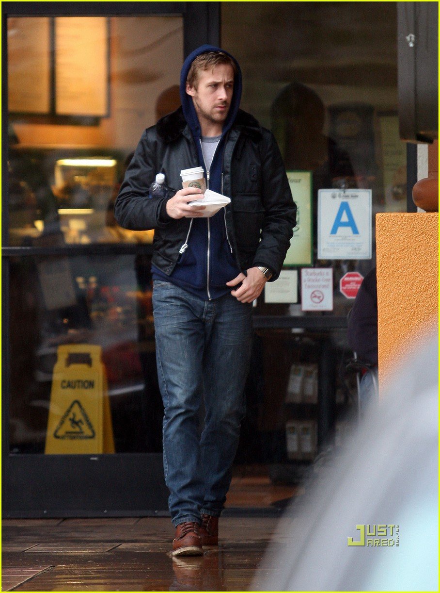 Ryan Gosling is a Starbucks Snacker: Photo 2411123 | Ryan Gosling ...