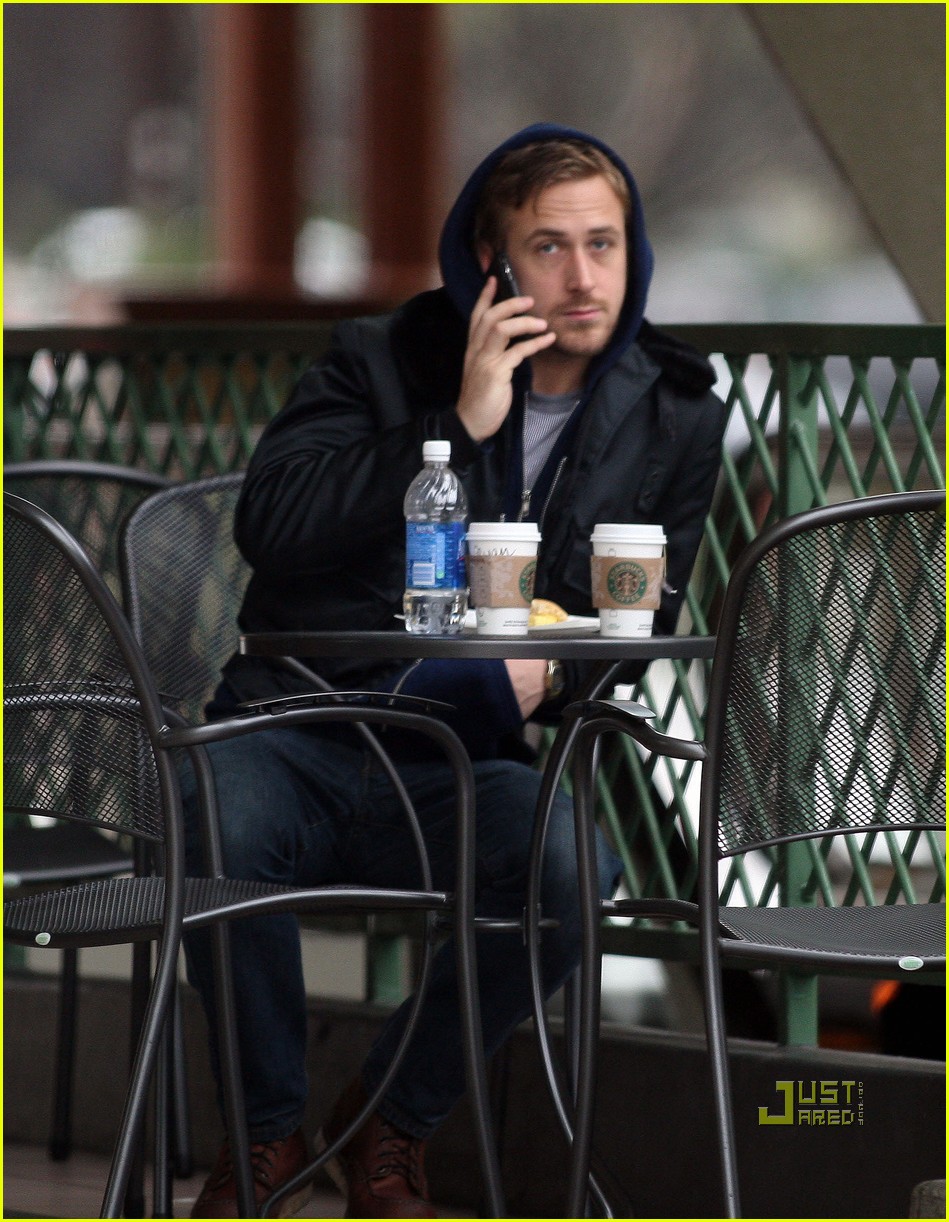 Ryan Gosling is a Starbucks Snacker: Photo 2411129 | Ryan Gosling ...