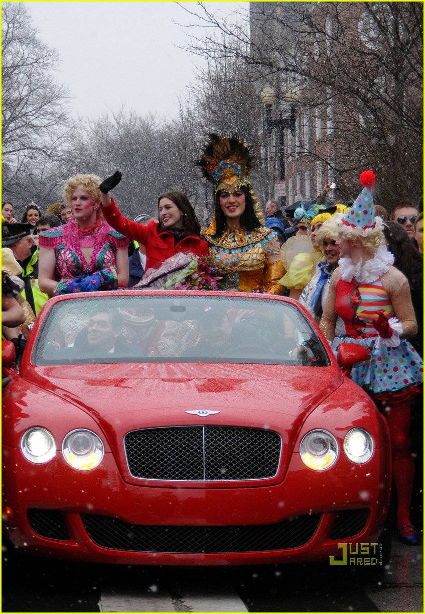 Anne Hathaway: Hasty Pudding Parade!: Photo 2412223 | Anne Hathaway ...