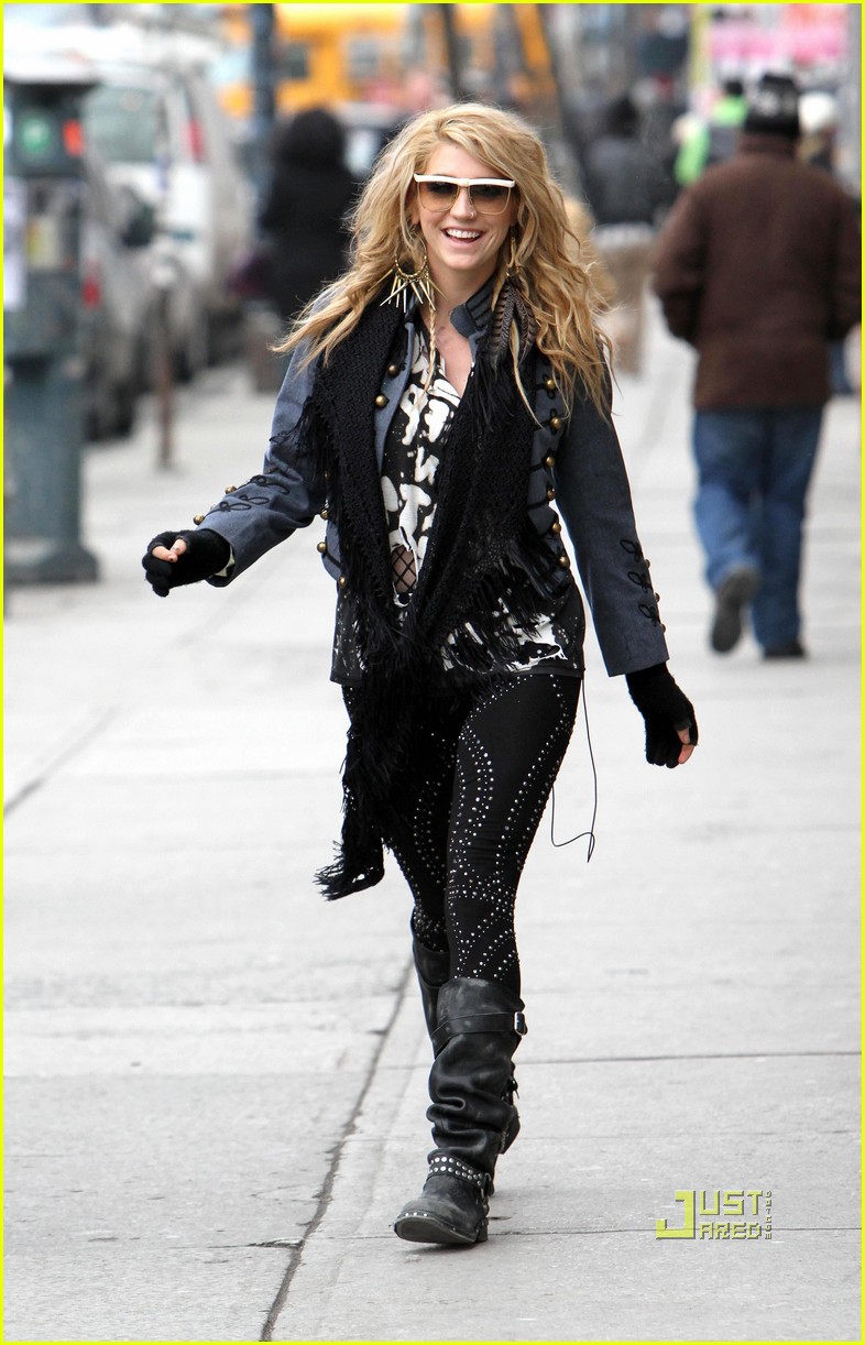 Ke$ha Loves Brad Pitt's Braided Beard: Photo 2410110 | Brad Pitt, Kesha ...