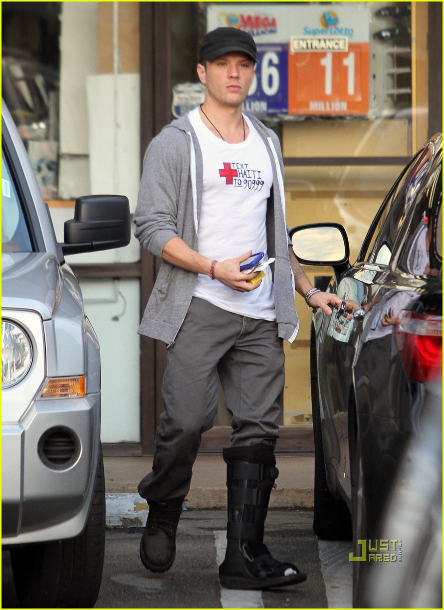 Ryan Phillippe: Text Haiti to 90999!: Photo 2410362 | Ryan Phillippe ...