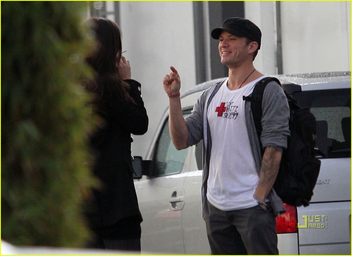 Ryan Phillippe: Text Haiti to 90999!: Photo 2410367 | Ryan Phillippe ...