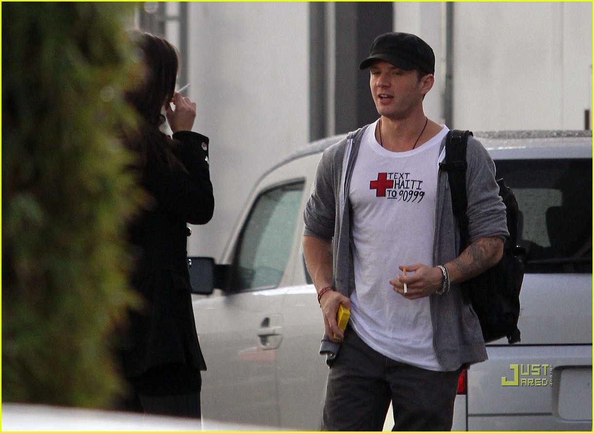 Ryan Phillippe: Text Haiti to 90999!: Photo 2410371 | Ryan Phillippe ...