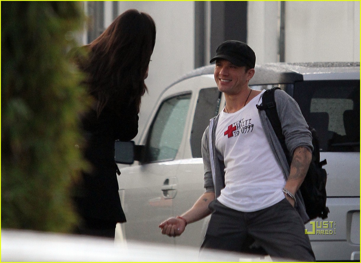 Ryan Phillippe: Text Haiti to 90999!: Photo 2410373 | Ryan Phillippe ...