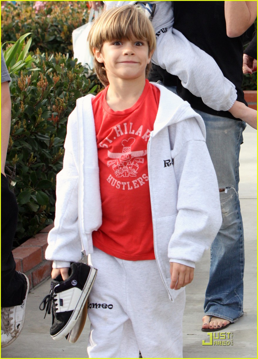 Victoria Beckham Visits The Cross Creek Center: Photo 2413308 ...