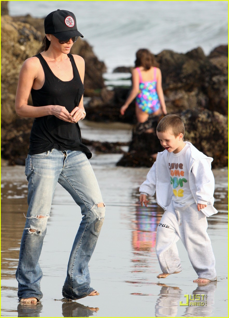 Victoria Beckham Visits The Cross Creek Center: Photo 2413314 ...