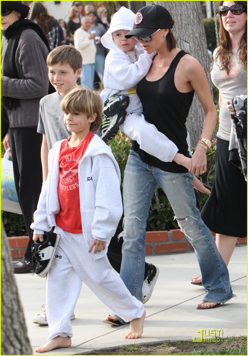 Victoria Beckham Visits The Cross Creek Center: Photo 2413322 ...