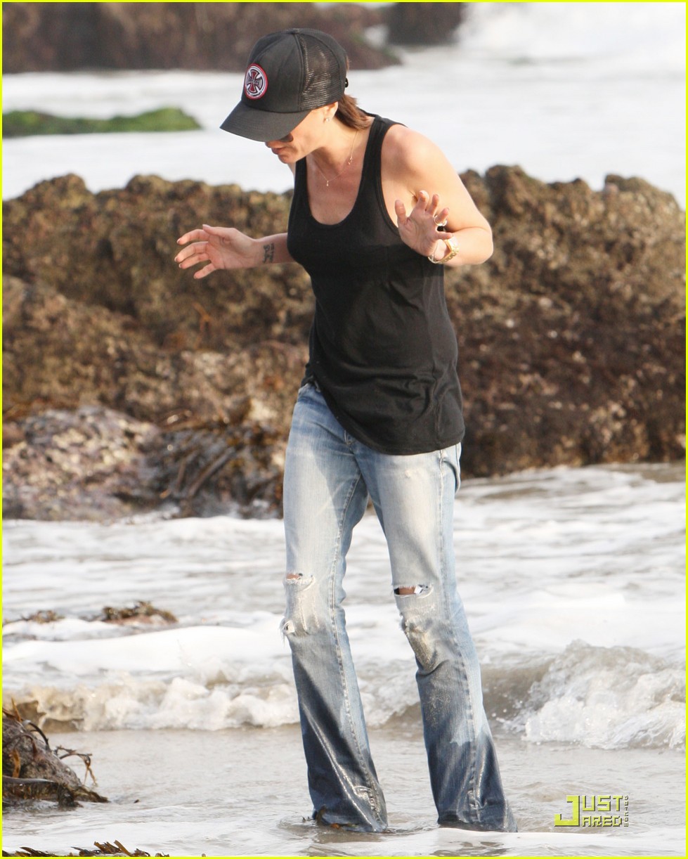 Victoria Beckham Visits The Cross Creek Center: Photo 2413333 ...