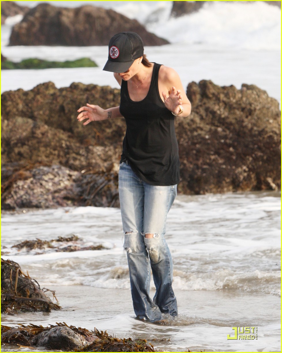 Victoria Beckham Visits The Cross Creek Center: Photo 2413335 ...