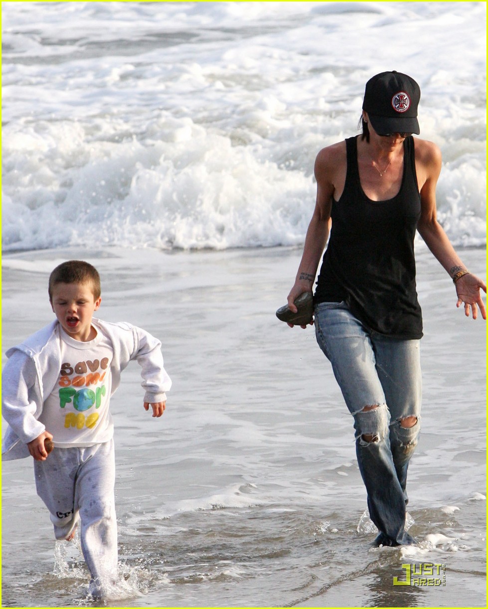 Victoria Beckham Visits The Cross Creek Center: Photo 2413336 ...