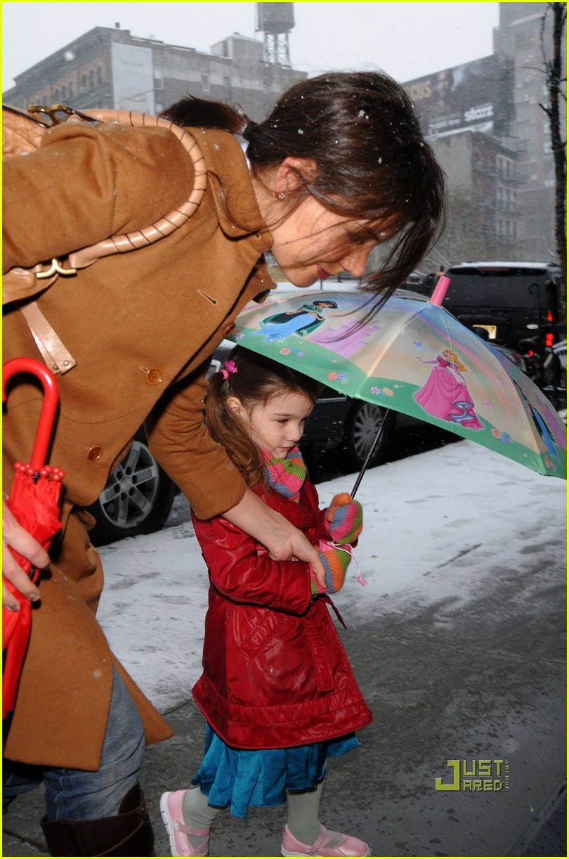 Suri Cruise Tastes The Snow: Photo 2426795 | Celebrity Babies, Katie ...