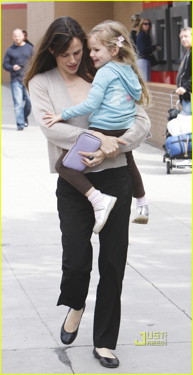 Violet Affleck is a Bookworm Beauty: Photo 2431407 | Ben Affleck ...