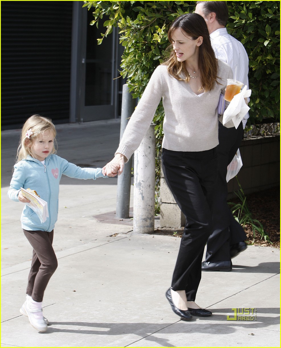 Violet Affleck is a Bookworm Beauty: Photo 2431413 | Ben Affleck ...