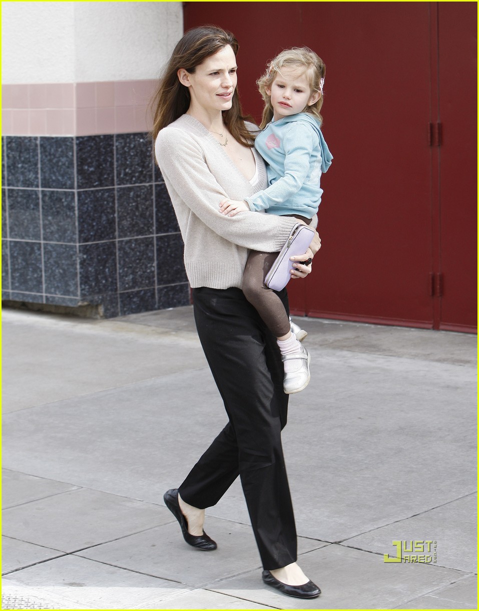 Violet Affleck is a Bookworm Beauty: Photo 2431415 | Ben Affleck ...