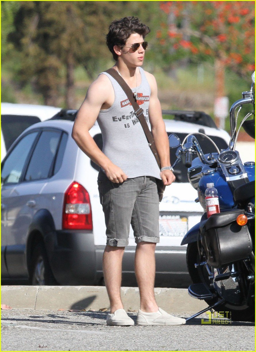 Nick Jonas: Muscle Man: Photo 2438364 | Jonas Brothers, Nick Jonas ...