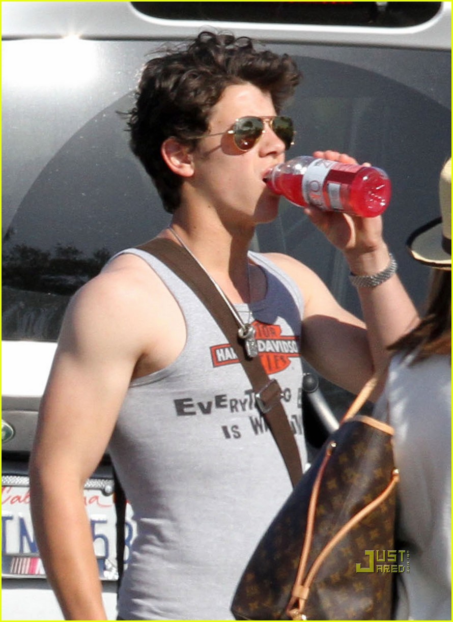 Nick Jonas: Muscle Man: Photo 2438371 | Jonas Brothers, Nick Jonas ...