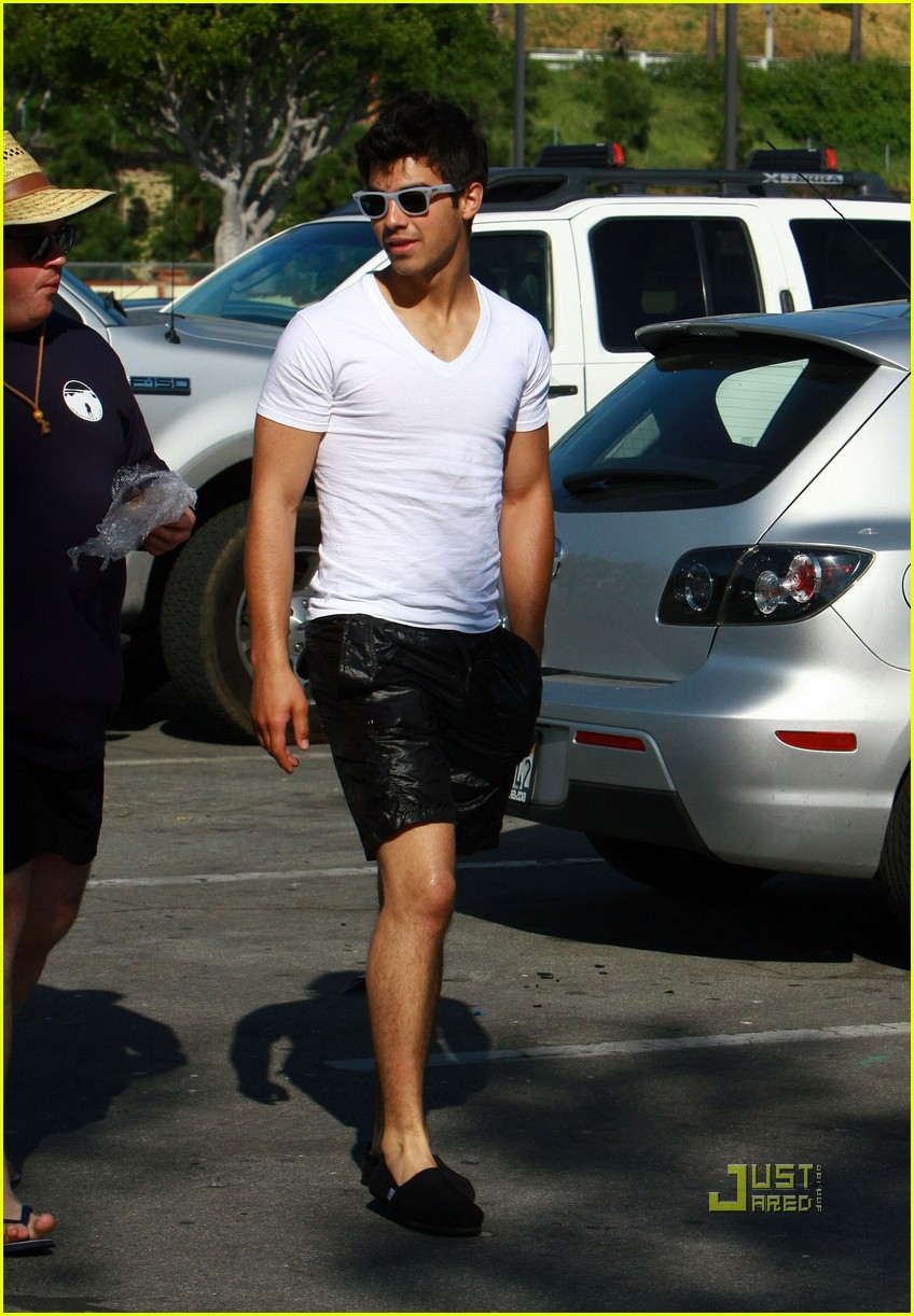 Nick Jonas: Muscle Man: Photo 2438374 | Jonas Brothers, Nick Jonas ...
